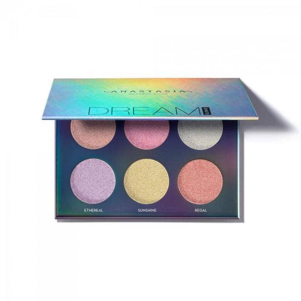 25 Best Highlighters And Makeup For Perfectly Illuminated Cheekbones
