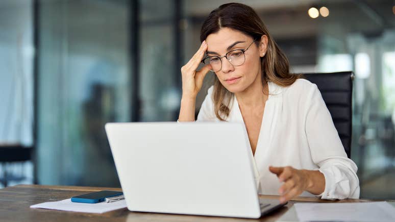 6 Signs You Hate Your Job Because Your Boss Is Doing The Bare Minimum Yourtango