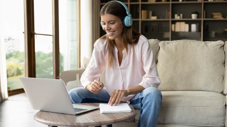 Boss Shares Three Texts She Received From Her Gen Z Employee Yourtango