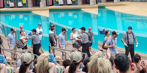 Seaworld Mime Calls Out An Unhelpful Dad After Seeing A Mom Carrying